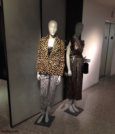 Daphne transforms into a silver Christmas tree to escape Apollo and his ...