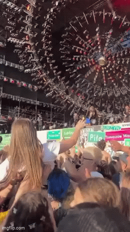 heartwarming. this tetris fan decided to be brave and sing on stage ...